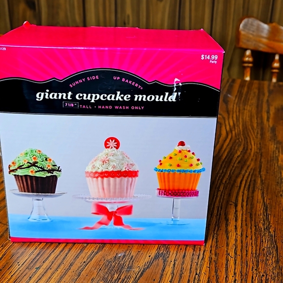 Sunnyside Up Bakery | Kitchen | Giant Cupcake Mold | Poshmark